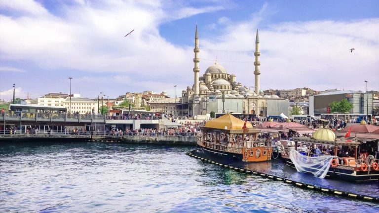 Fish Sandwich in Istanbul (Balik Ekmek) - Tasty Street Food